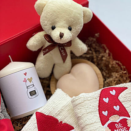 أون لاين هدية بوكس هدايا شخصية أحمر مميز للفتيات توصيل هدايا في UAE - FNP